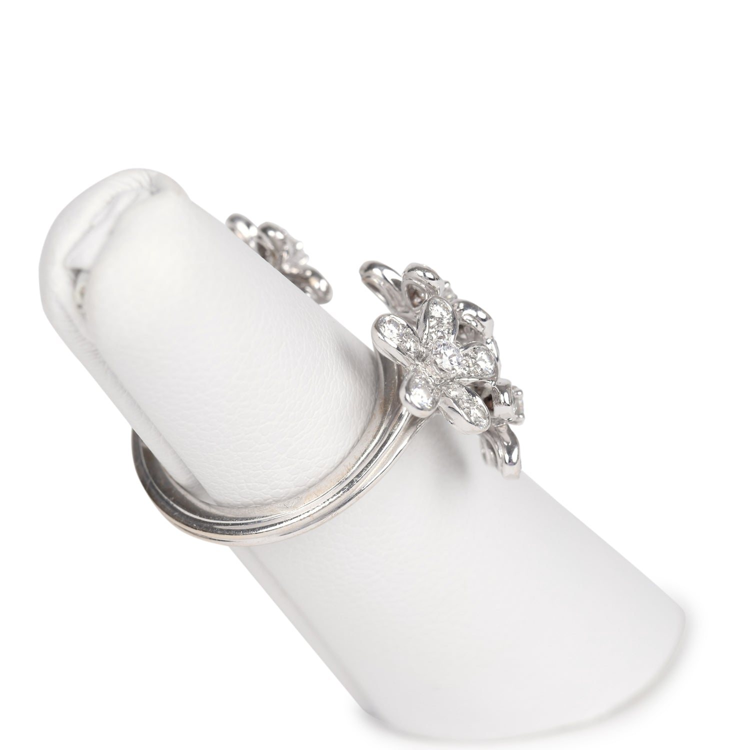 Pre-owned Van Cleef & Arpels Socrate "Between The Finger" Flower Ring